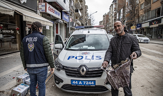 Hafriyat kaldırırken bulduğu para dolu çantayı polise teslim etti ... Hafriyat kaldırırken bulduğu para dolu çantayı polise teslim etti ...