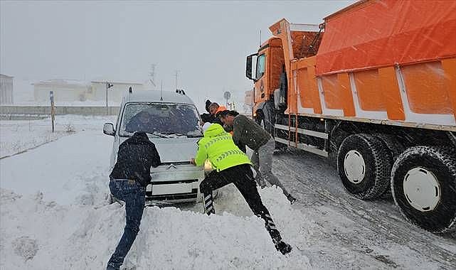Yolda kalanlara yardım eli uzatıyorlar - GENEL - Erzurum Pusula ... Yolda kalanlara yardım eli uzatıyorlar - GENEL - Erzurum Pusula ...